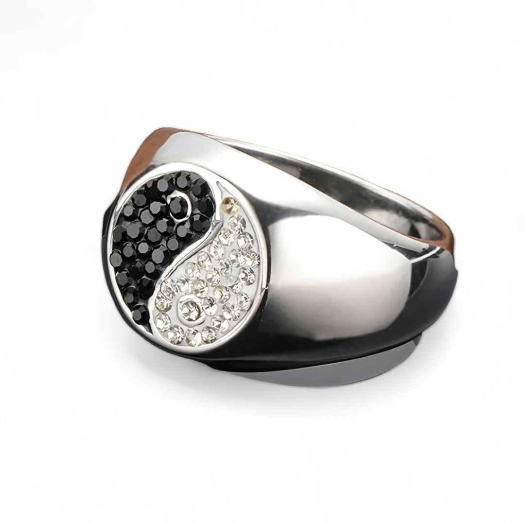 Yin Yang ring med zirkoner i titanium – So Cph Smykker